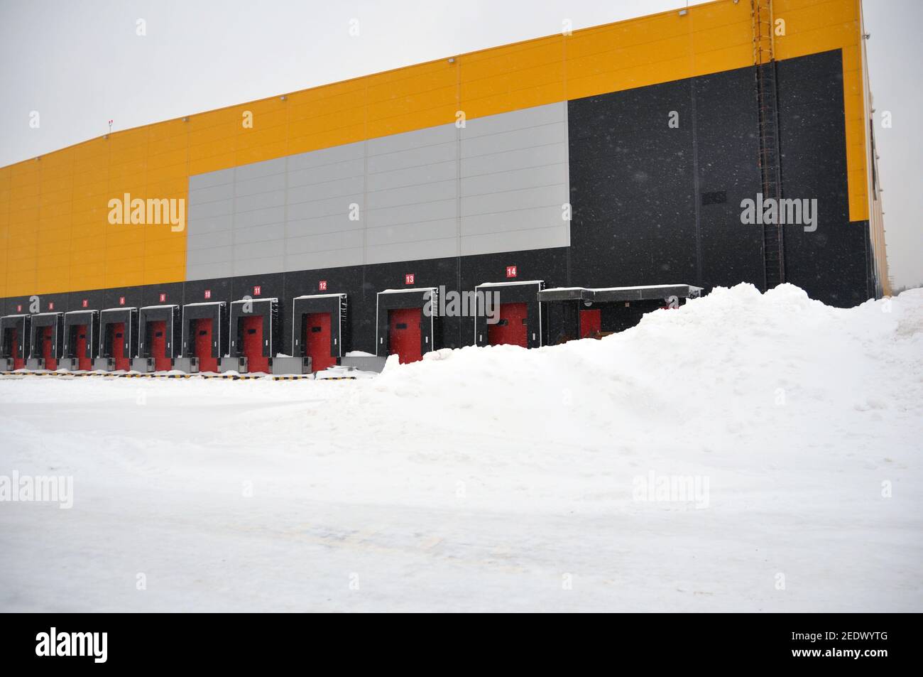 Empty loading bay hi-res stock photography and images - Alamy