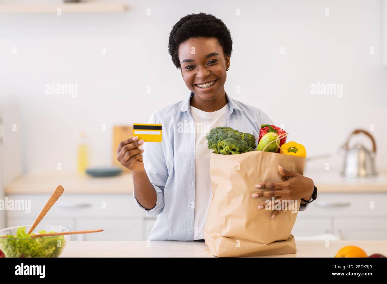 Groceries delivery hi-res stock photography and images - Alamy