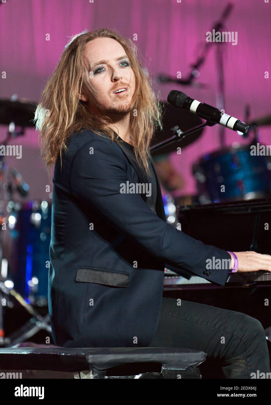 Tim minchin playing piano hi-res stock photography and images - Alamy