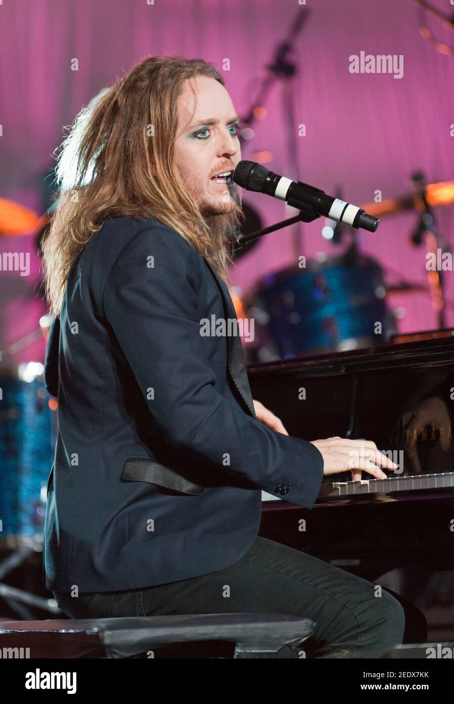 Tim minchin playing piano hi-res stock photography and images - Alamy
