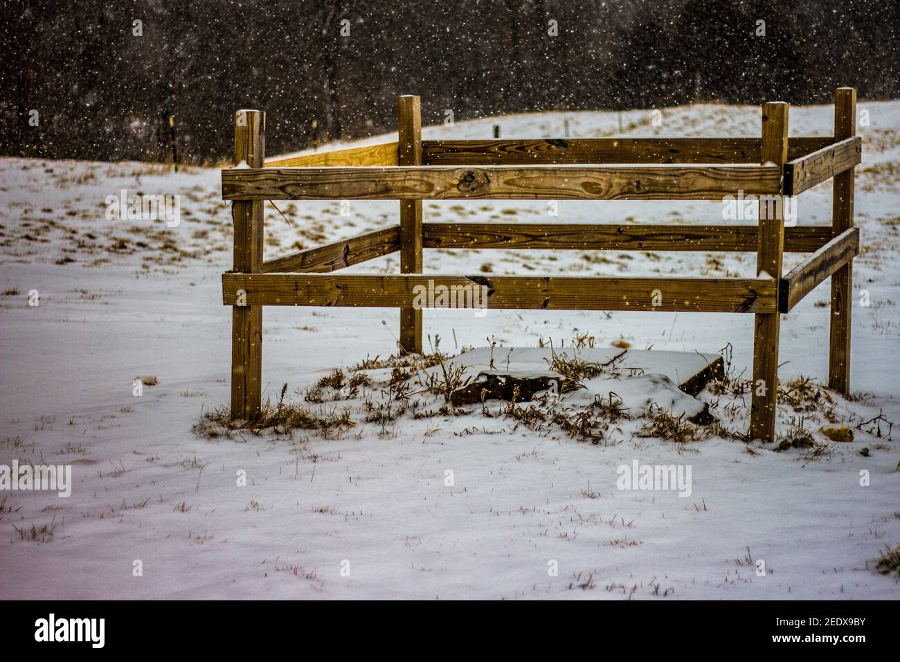 Well fence hi-res stock photography and images - Alamy