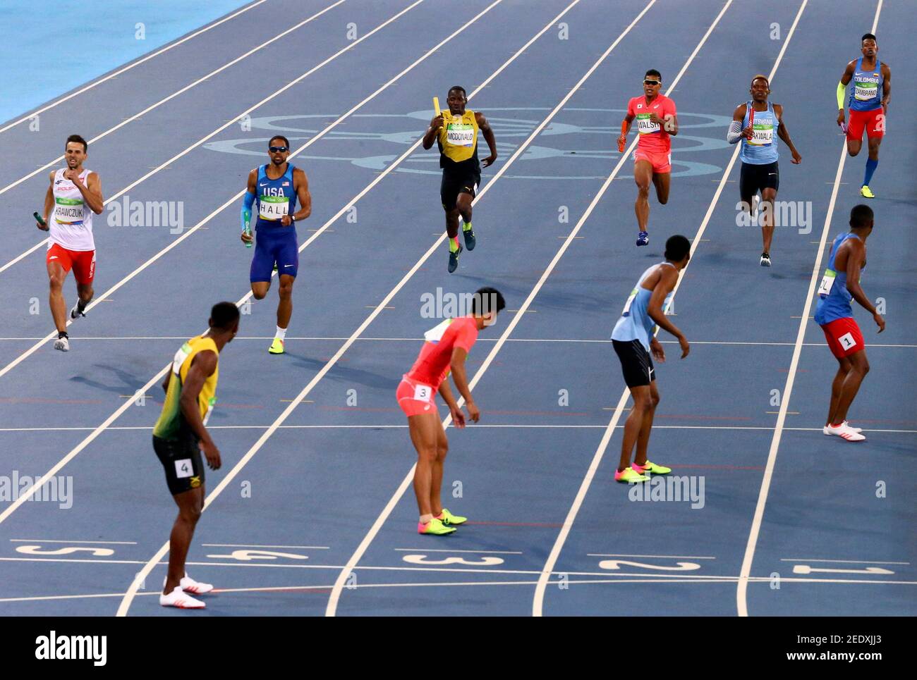 Mens 400m runners hi-res stock photography and images - Alamy