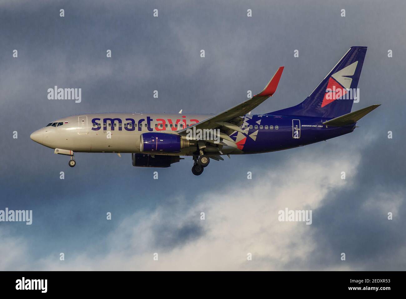 Side view 737 hi-res stock photography and images - Alamy