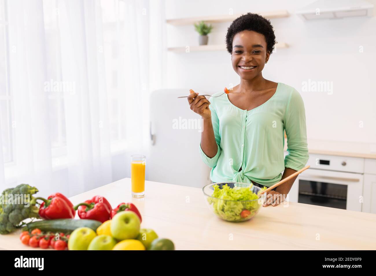 African woman eating hi-res stock photography and images - Alamy