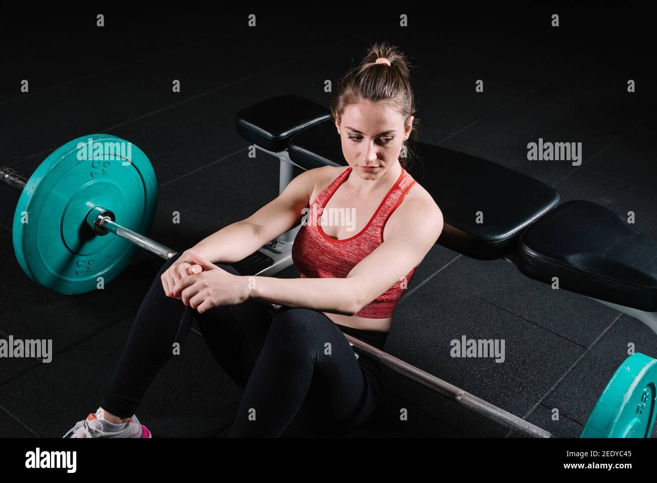 Young sportive bodybuilding trainer poses aesthetic with barbell Stock ...