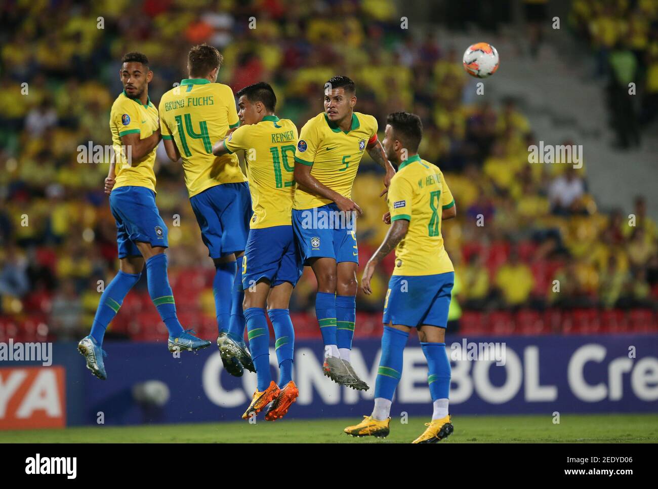Defensive wall football hi-res stock photography and images - Alamy