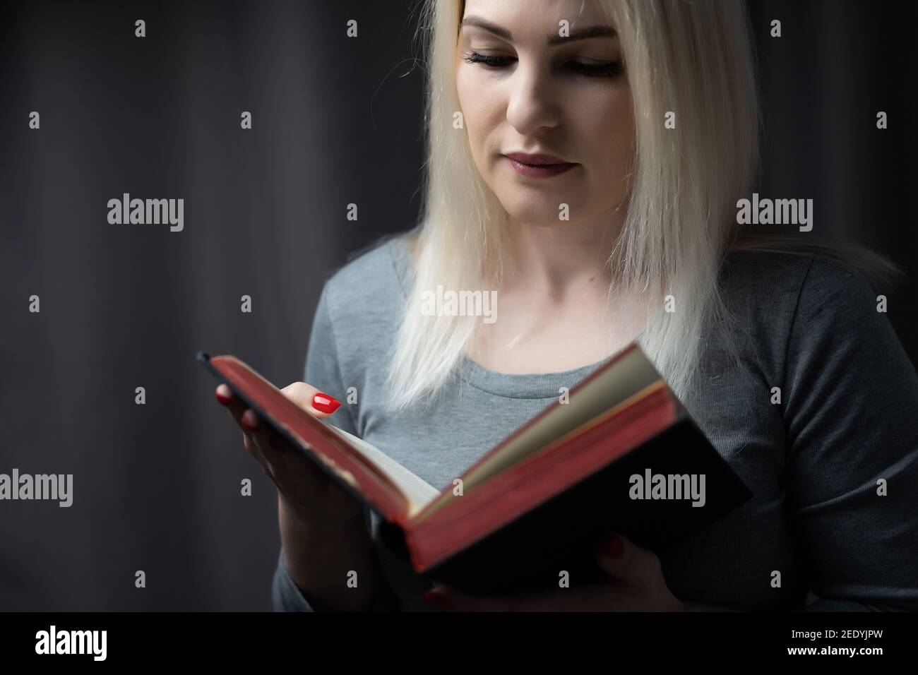 Woman reading the Holy Bible, Reading a book Stock Photo - Alamy