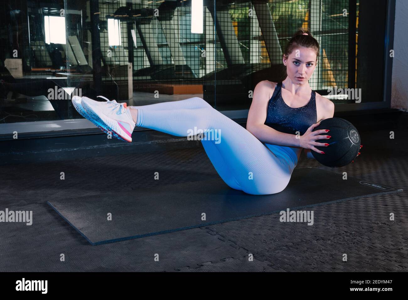 Girl doing crunches hi-res stock photography and images - Alamy