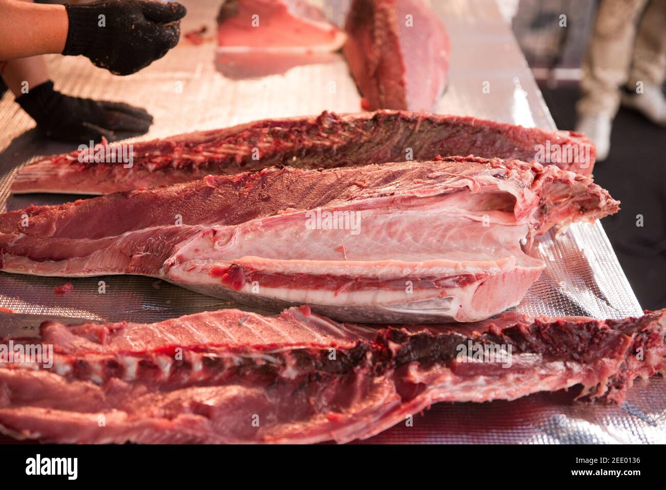 Japanese tuna dismantling show held at Hakata Station Stock Photo - Alamy