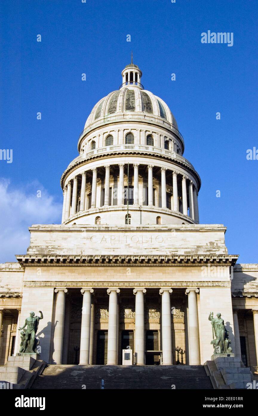 Early morning government building hi-res stock photography and images ...