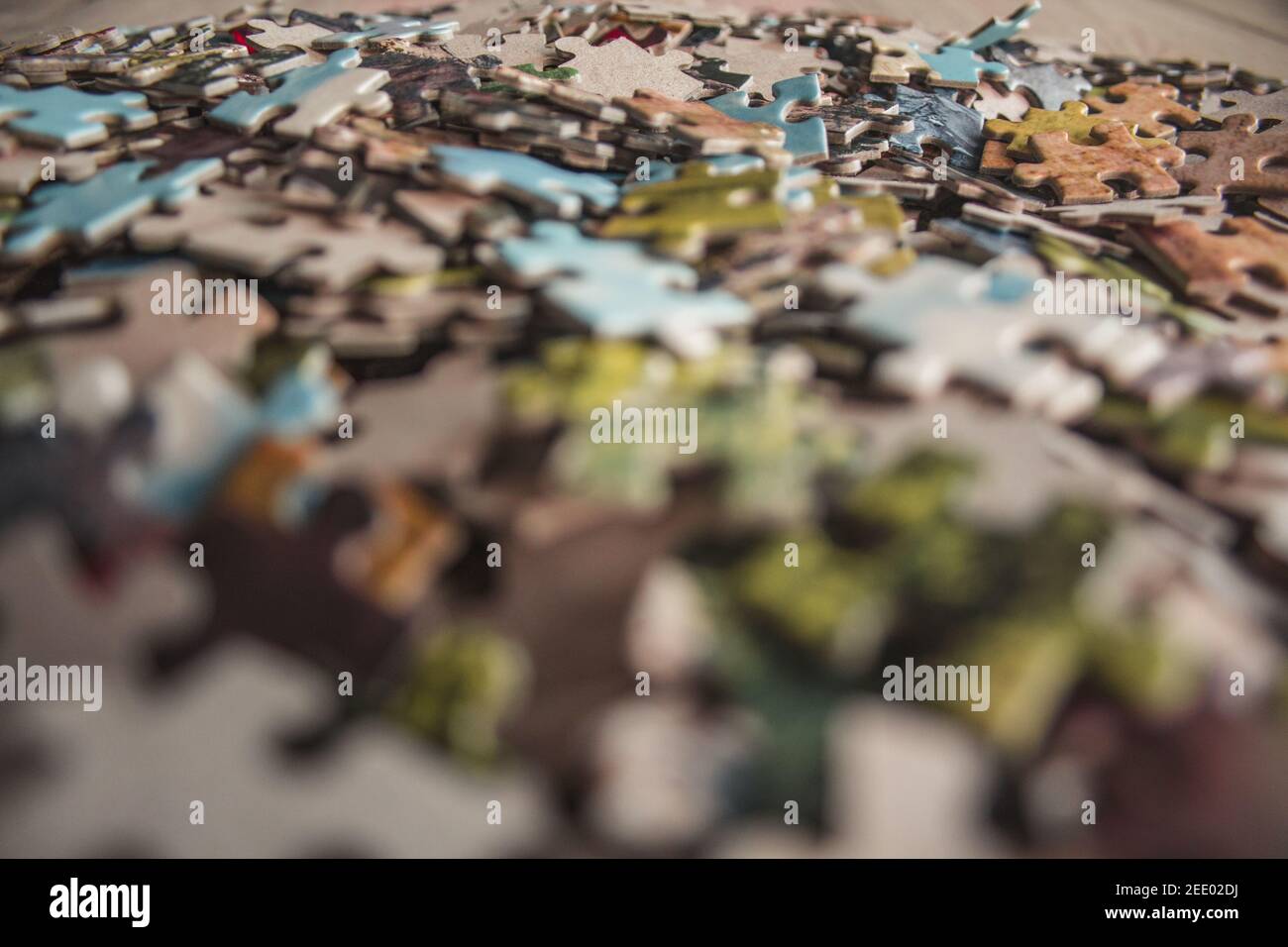 Jigsaw puzzle pieces pile hi-res stock photography and images - Alamy
