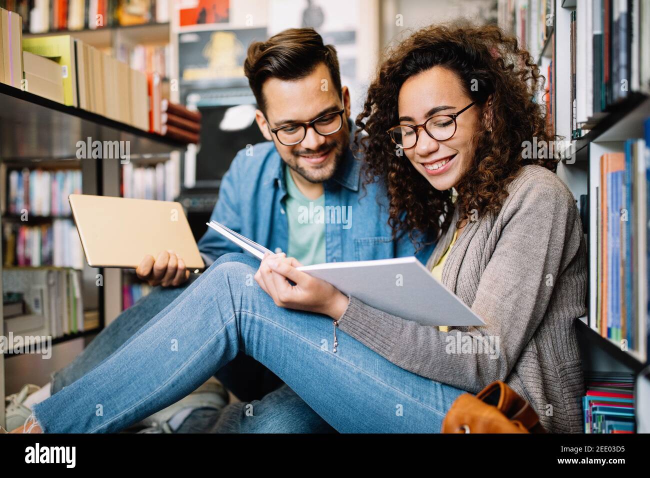 Student studying brainstorming library friends teamwork concept Stock Photo - Alamy
