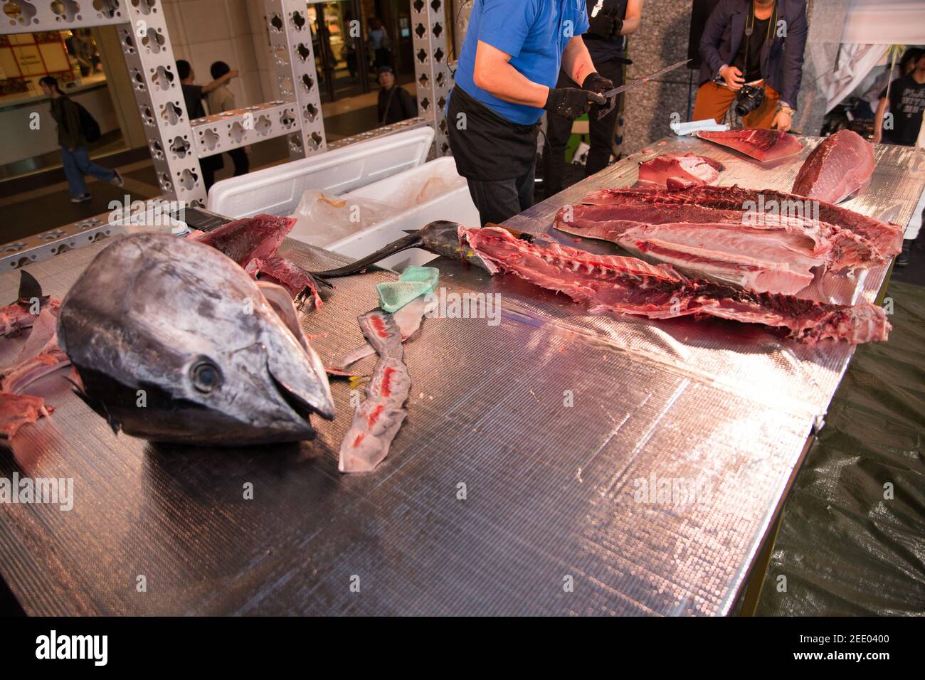 Japanese tuna dismantling show held at Hakata Station Stock Photo - Alamy