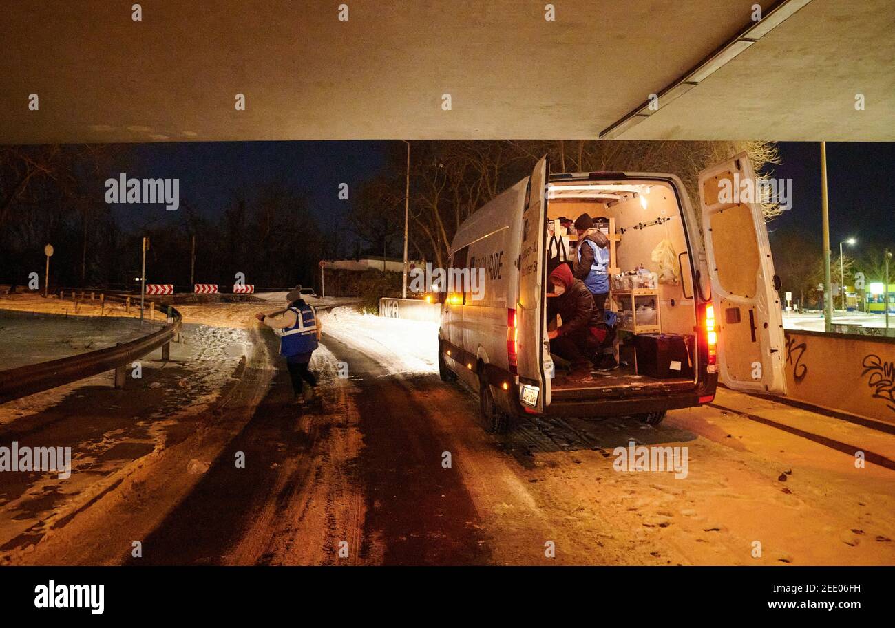 Homeless people sleeping under bridge hi-res stock photography and ...