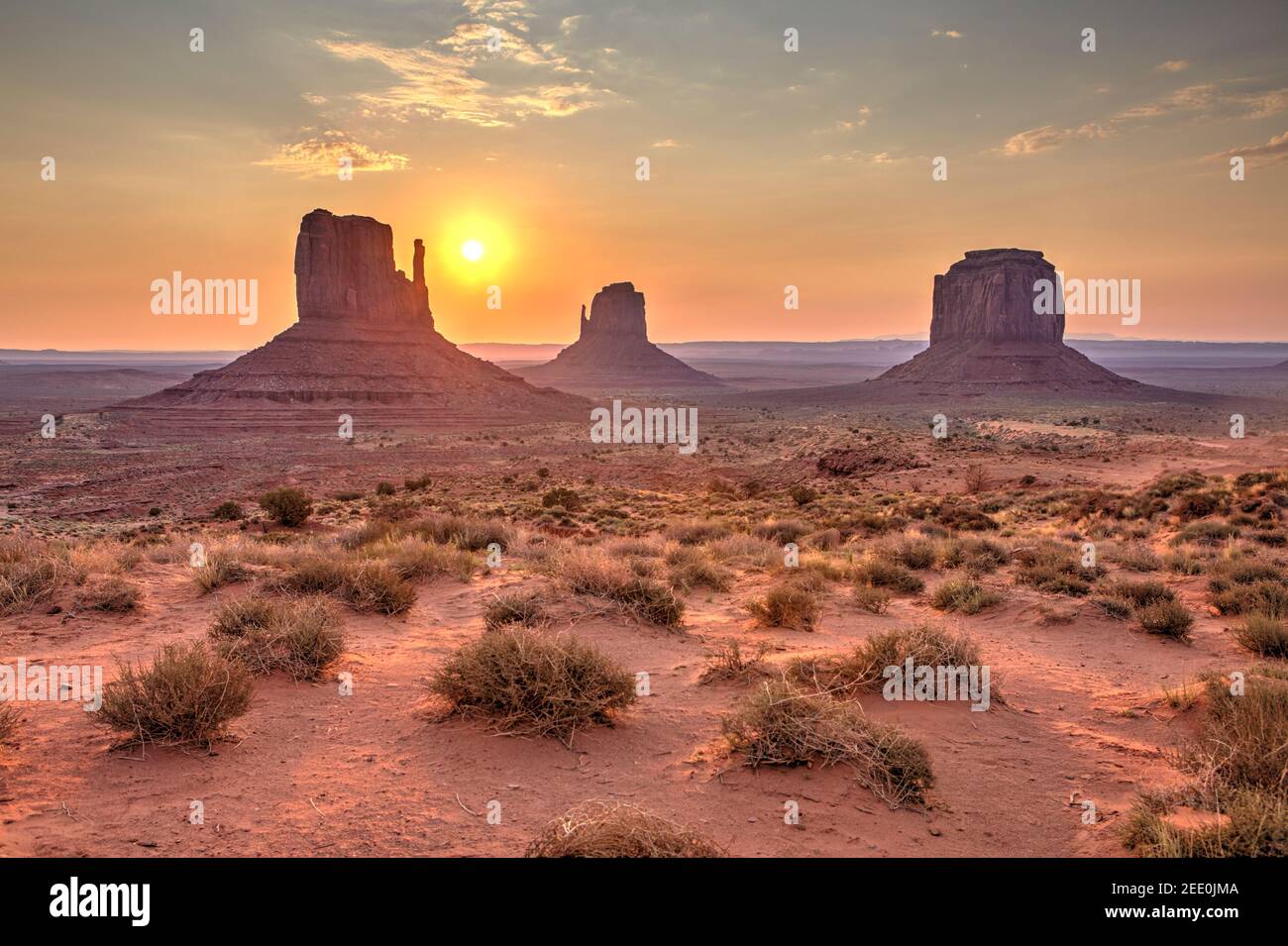 Sunrise over the Monument Valley from the Artist's point, Arizona ...