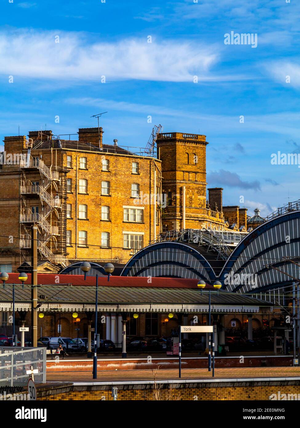 York railway station hi-res stock photography and images - Alamy