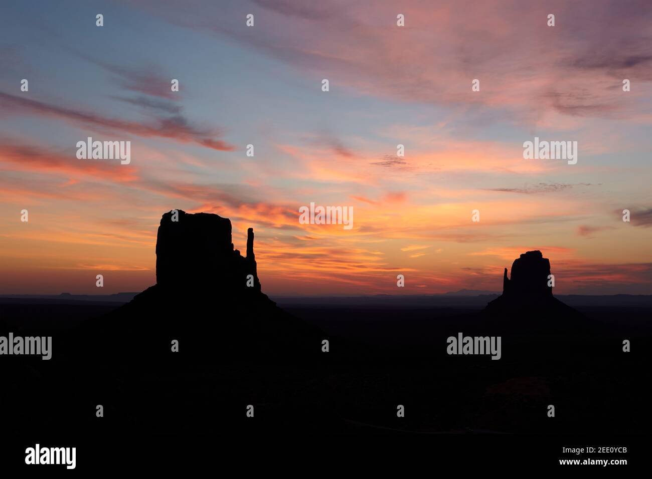Dawn over monument valley navajo hi-res stock photography and images ...