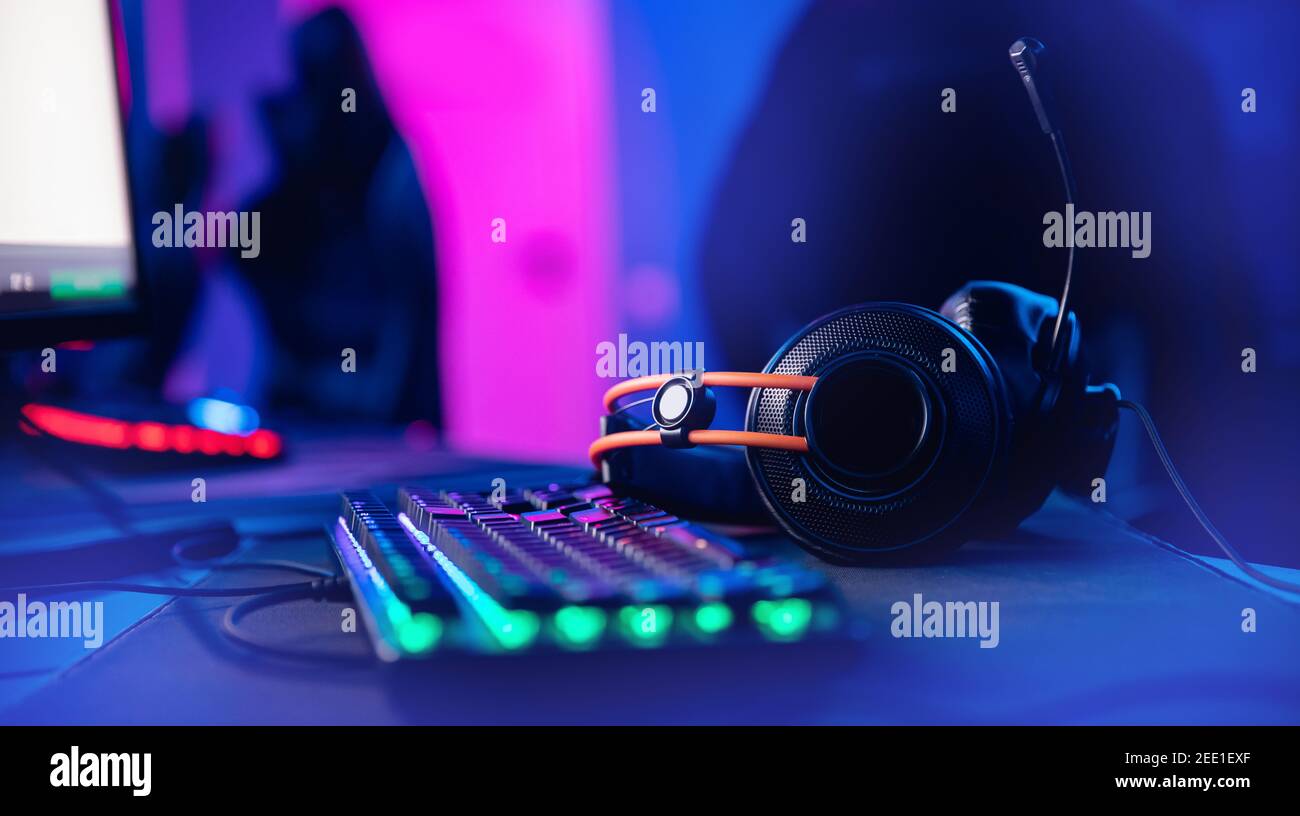 Professional headphones with microphone for video games and cyber ...