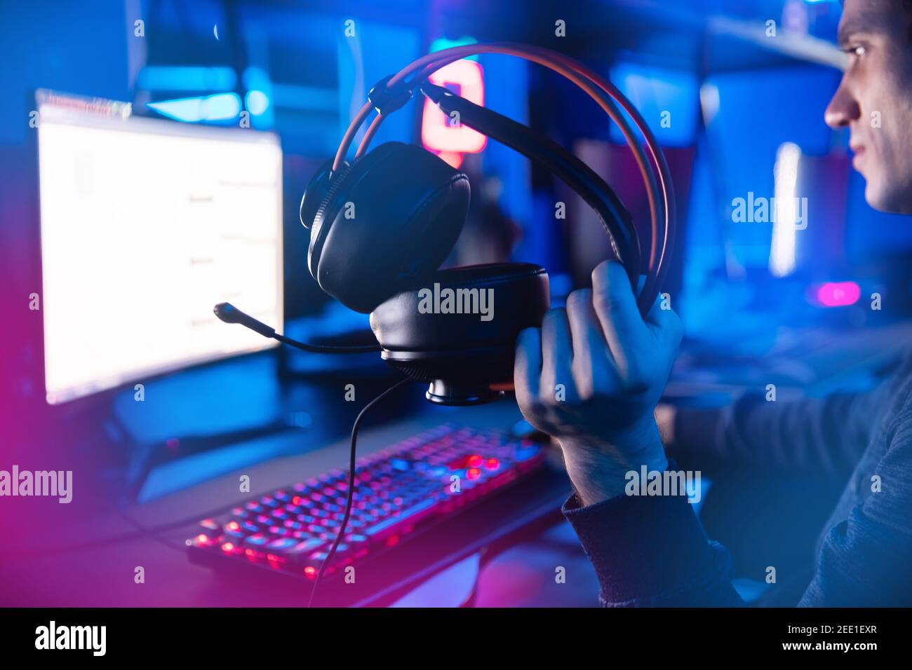 Gaming headphones with a microphone for streaming and online video ...