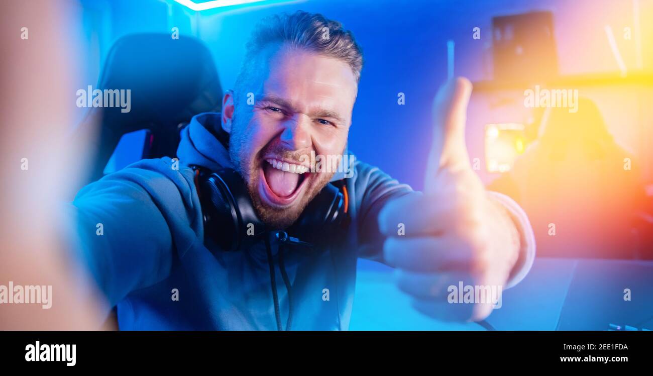 Selfie photo happy professional gamer man smile playing tournaments ...