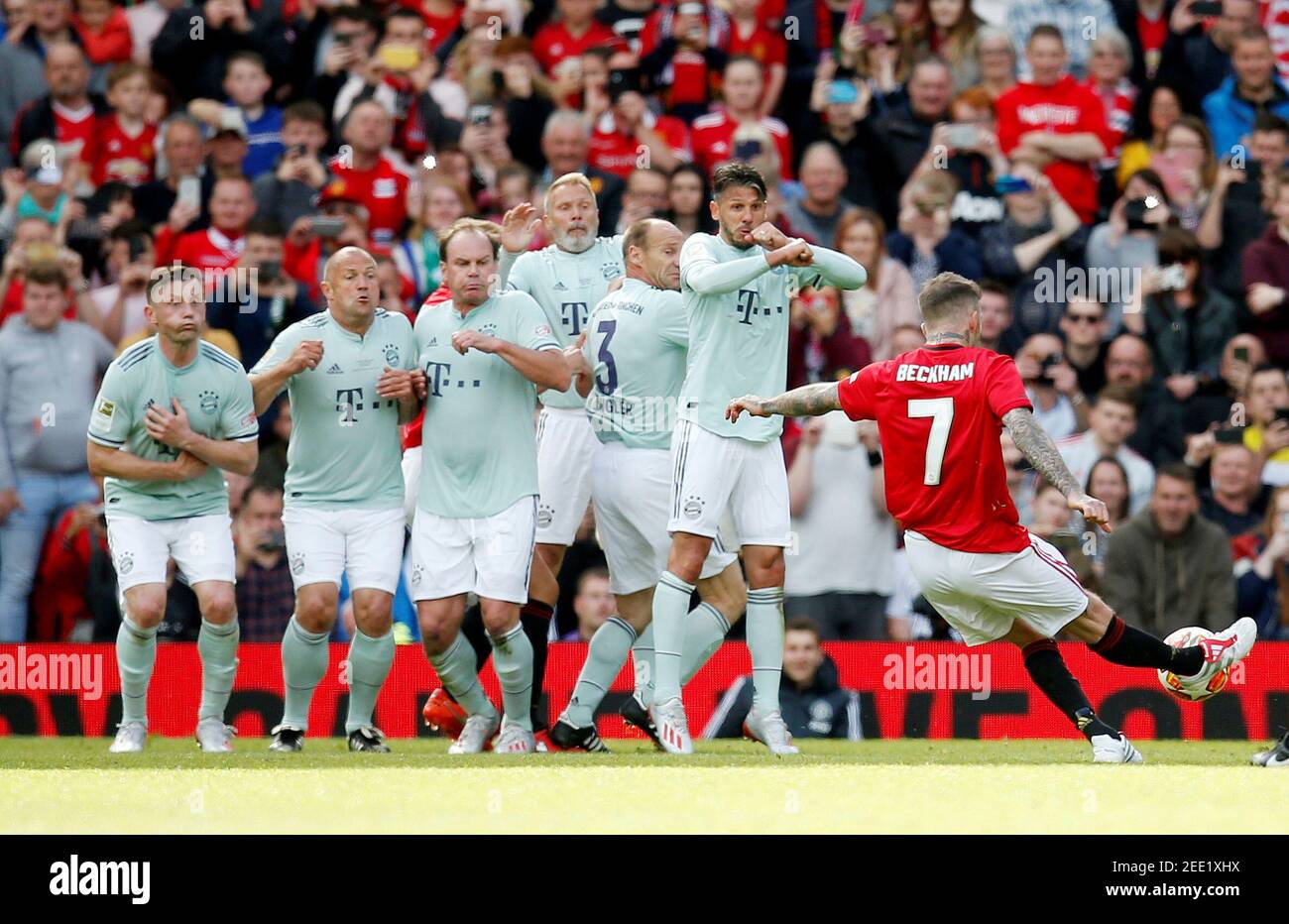 Beckham manchester free kick hi-res stock photography and images - Alamy