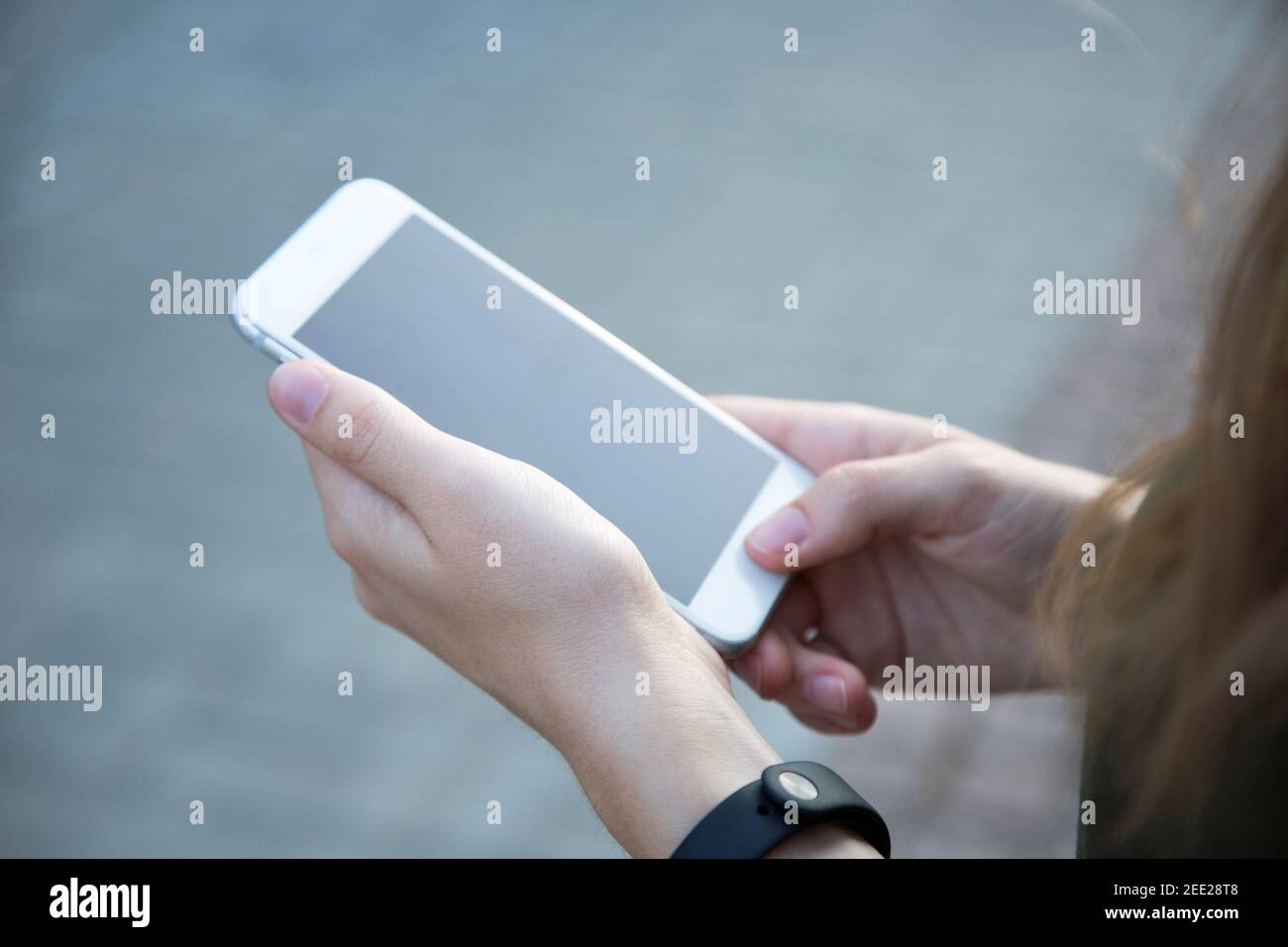 Hands with smart phone hi-res stock photography and images - Alamy