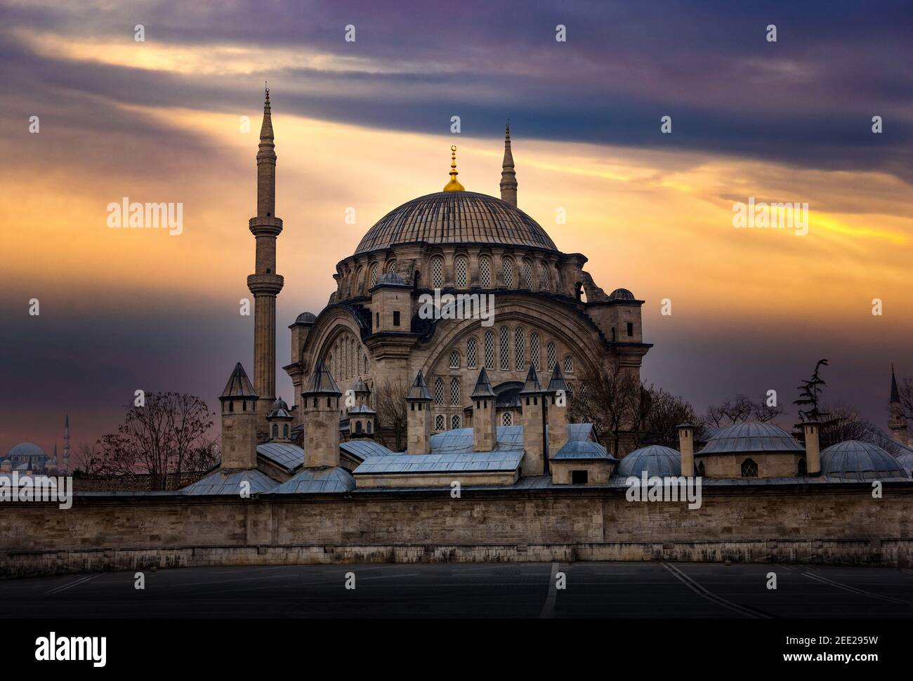 Nuruosmaniye Mosque on a evening sky background, Istanbul, Turkey Stock ...