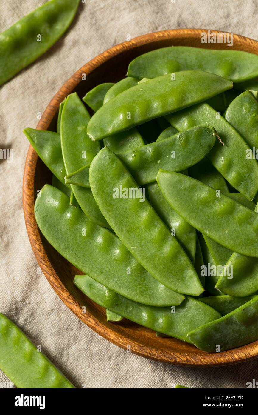 Raw Green Organic Snow Peas Ready to Eat Stock Photo - Alamy