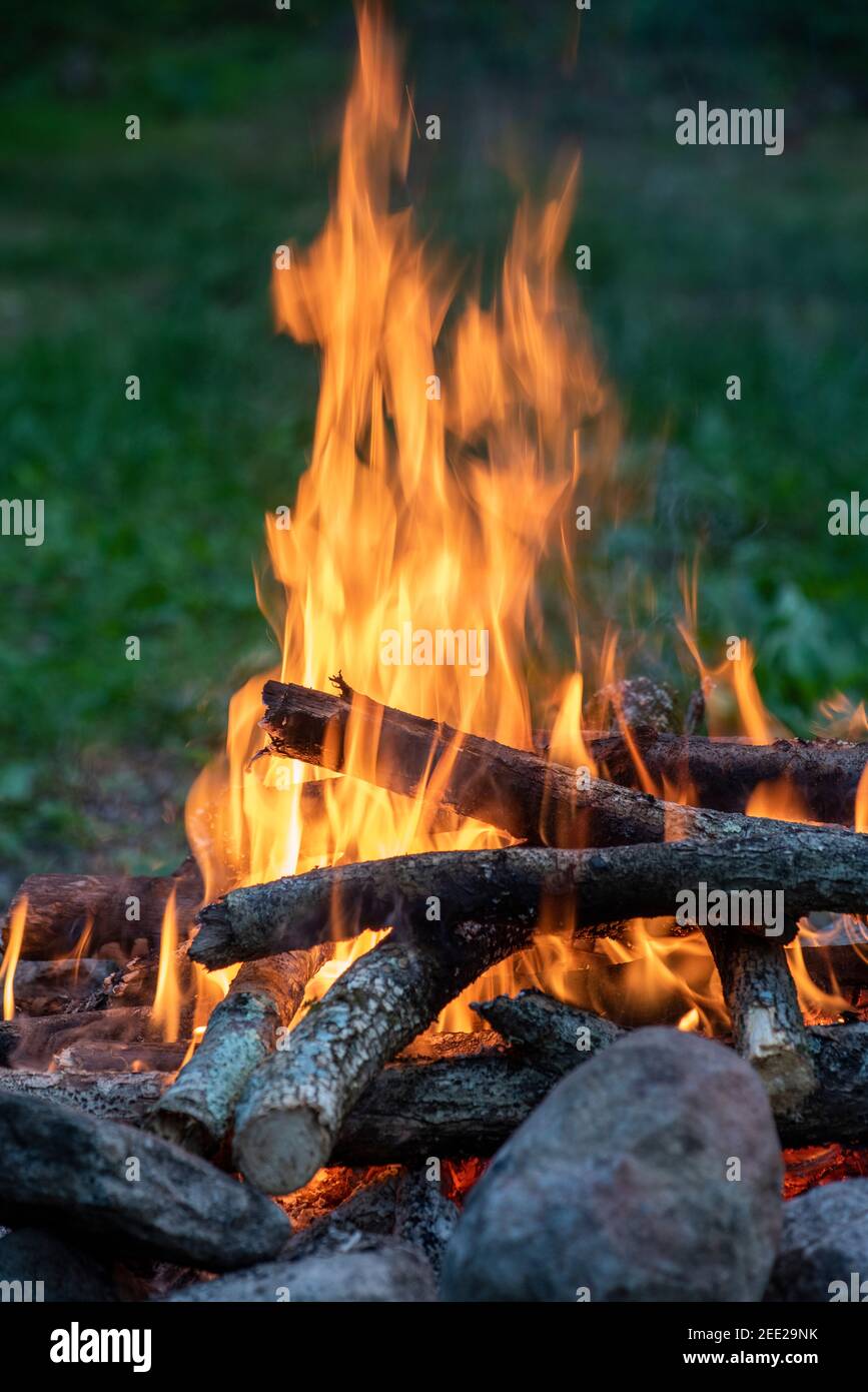 Close of a picture perfect campfire Stock Photo - Alamy
