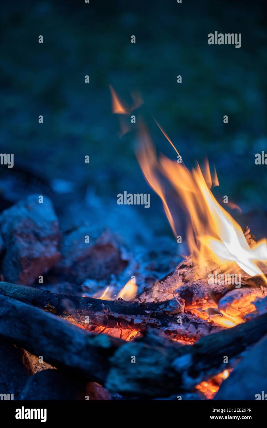 Close of a picture perfect campfire Stock Photo - Alamy