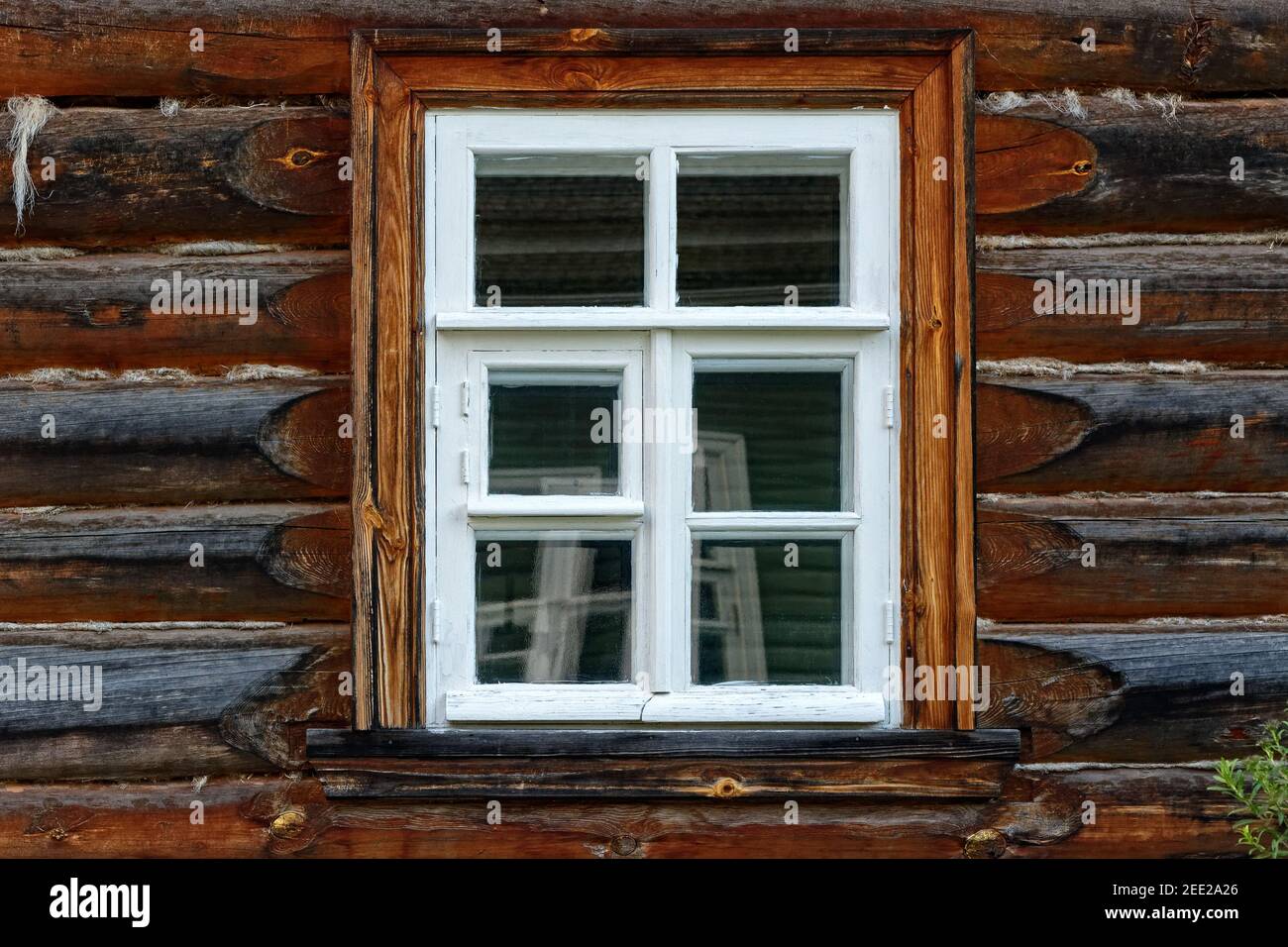 Dark brown horizontal logs hi-res stock photography and images - Alamy