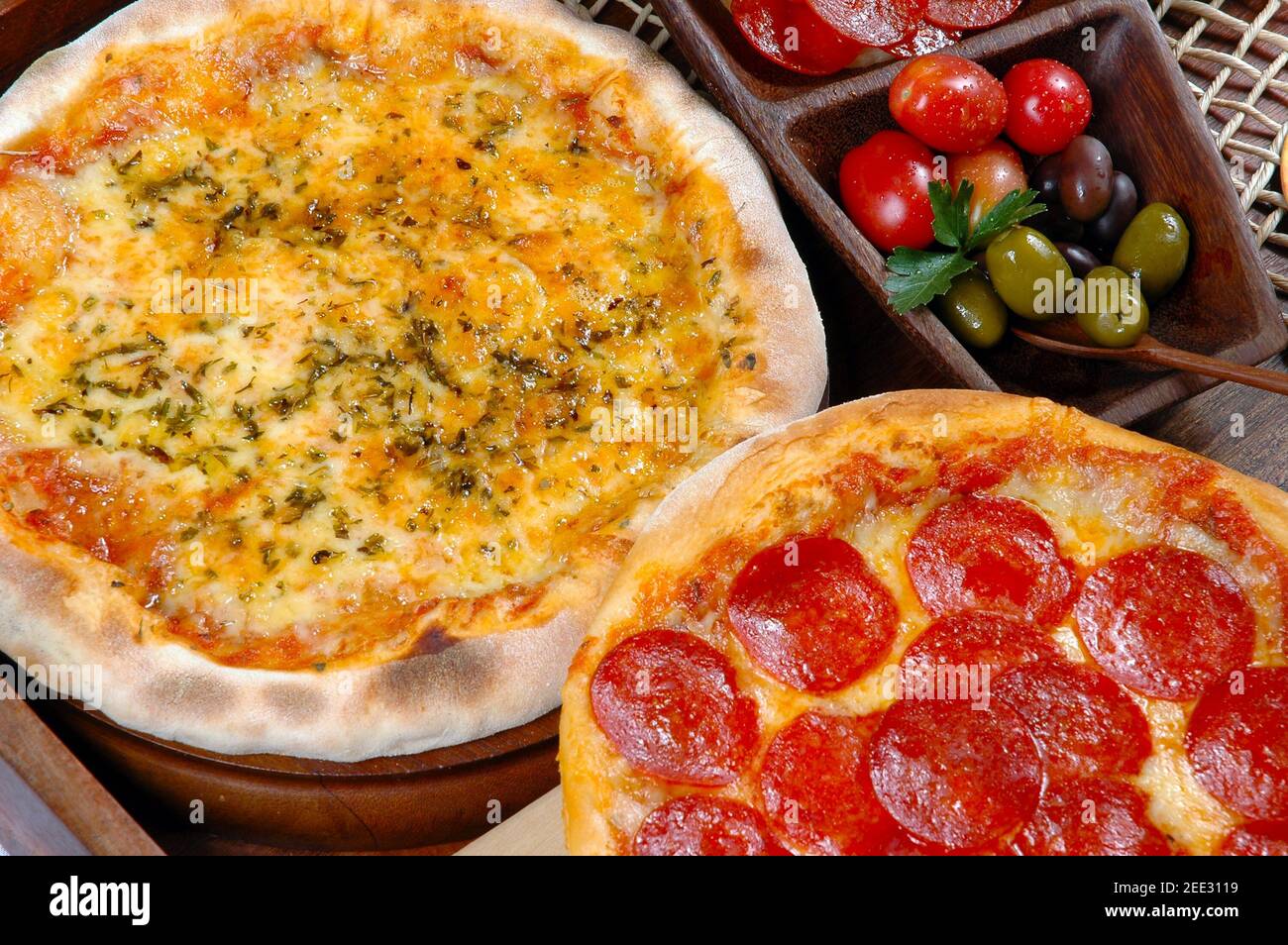 Duas pizzas, pepperoni e queijo Stock Photo - Alamy