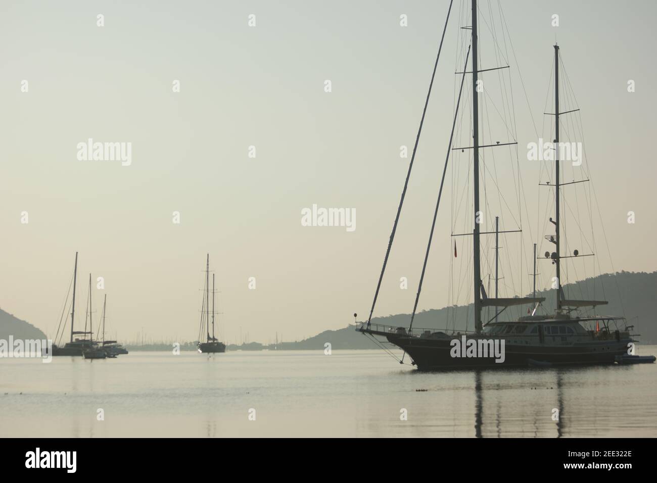 Seashore landscape sailing yachting boat hi-res stock photography and ...