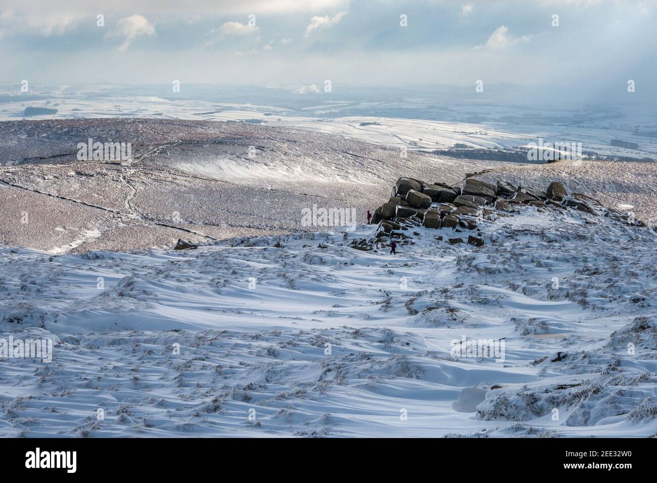 Edale Rocks, Kinder Scout in winter snow, Peak District National Park ...