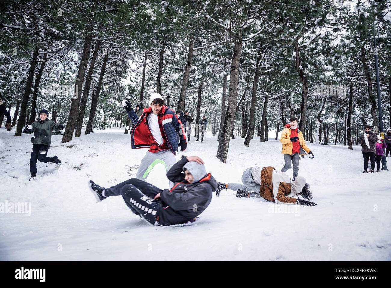 Children seen snowball fighting on Çaml?ca Hill during heavy snowfall ...