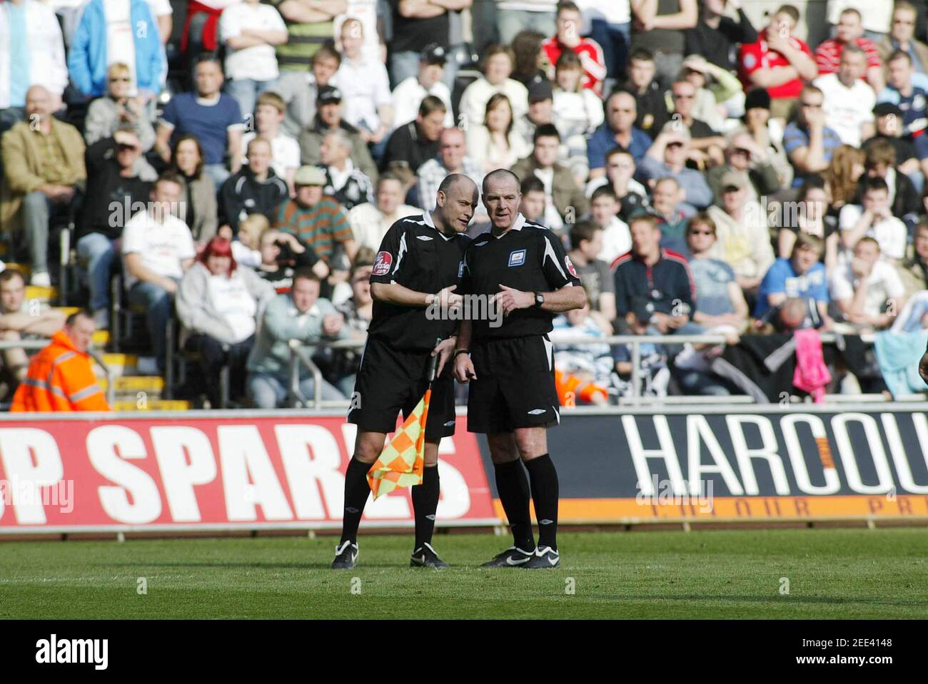 Assistant referee paul graham hi-res stock photography and images - Alamy