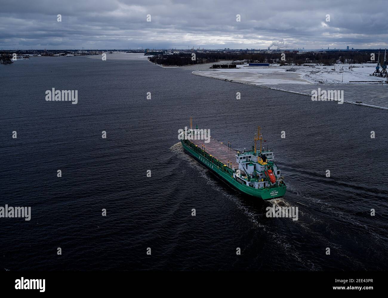 Ship arriving in port hi-res stock photography and images - Alamy