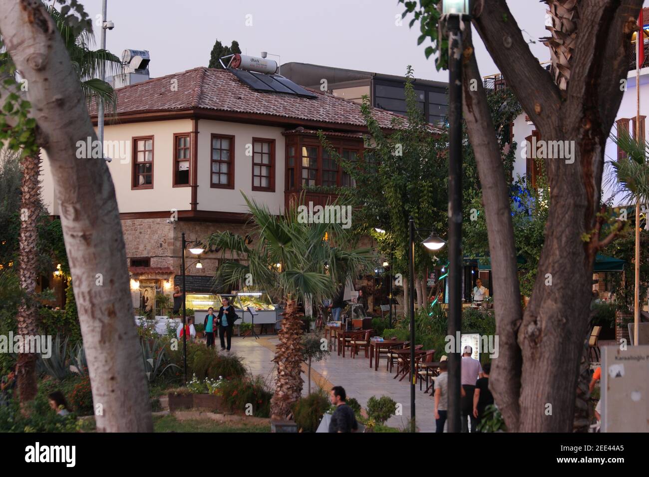 Street view of outdoor restaurant Stock Photo - Alamy