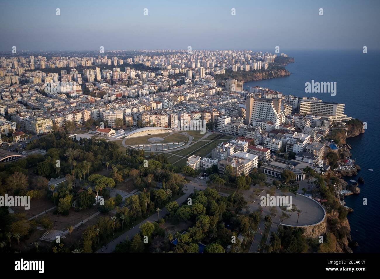 Buildings on shore hi-res stock photography and images - Alamy