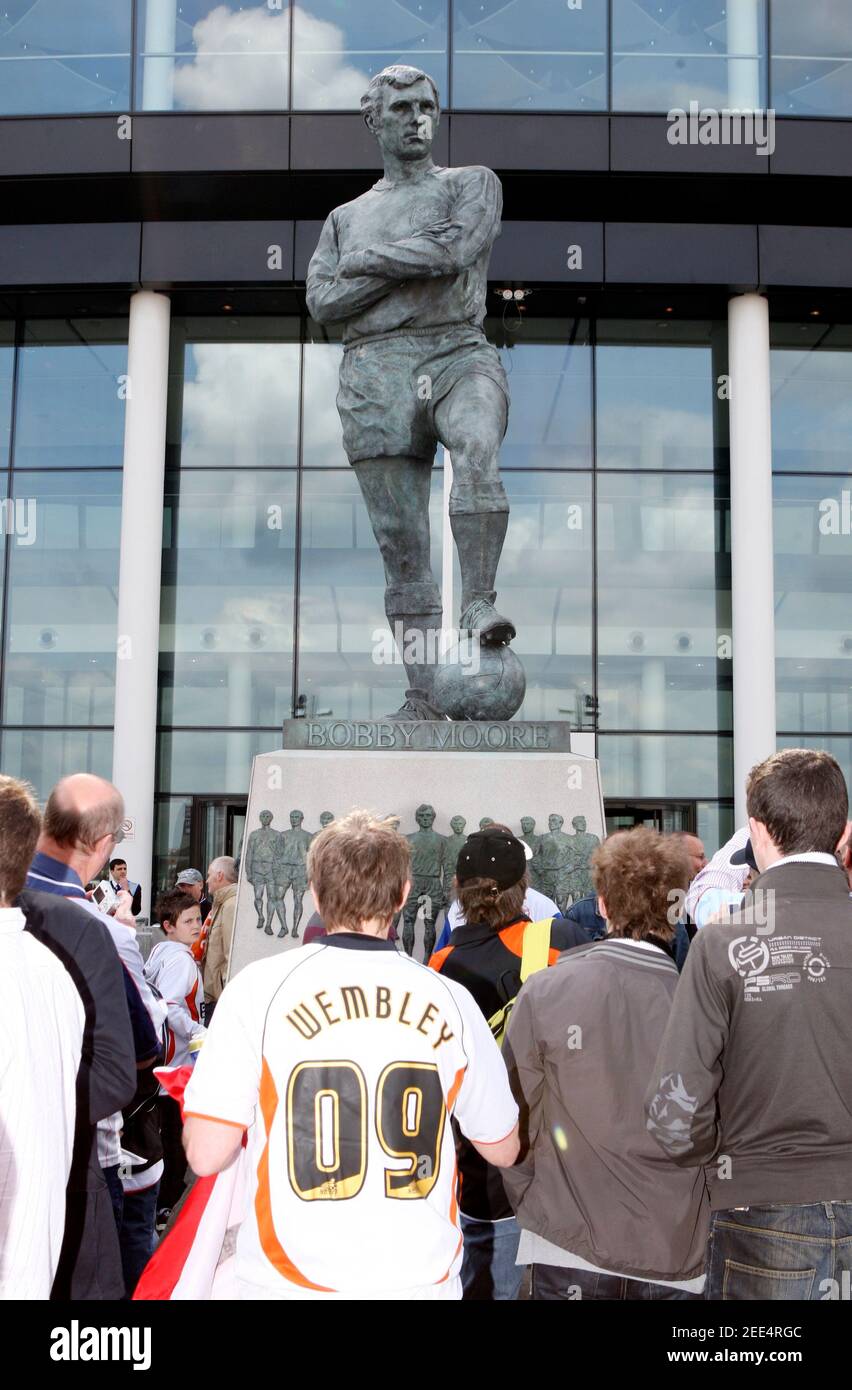 Bobby moore statue outside wembley hi-res stock photography and images ...