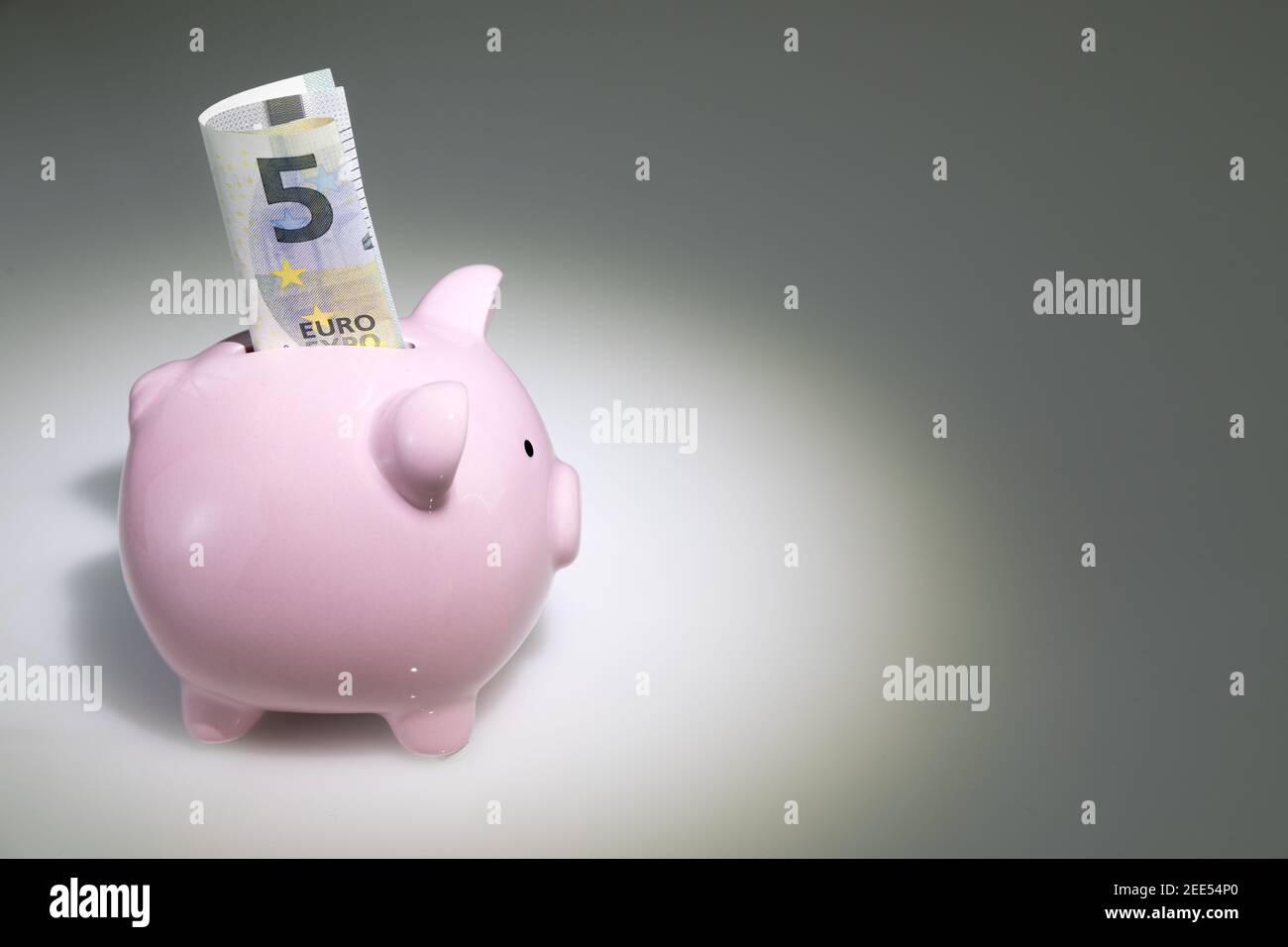 Five euro note hi-res stock photography and images - Alamy