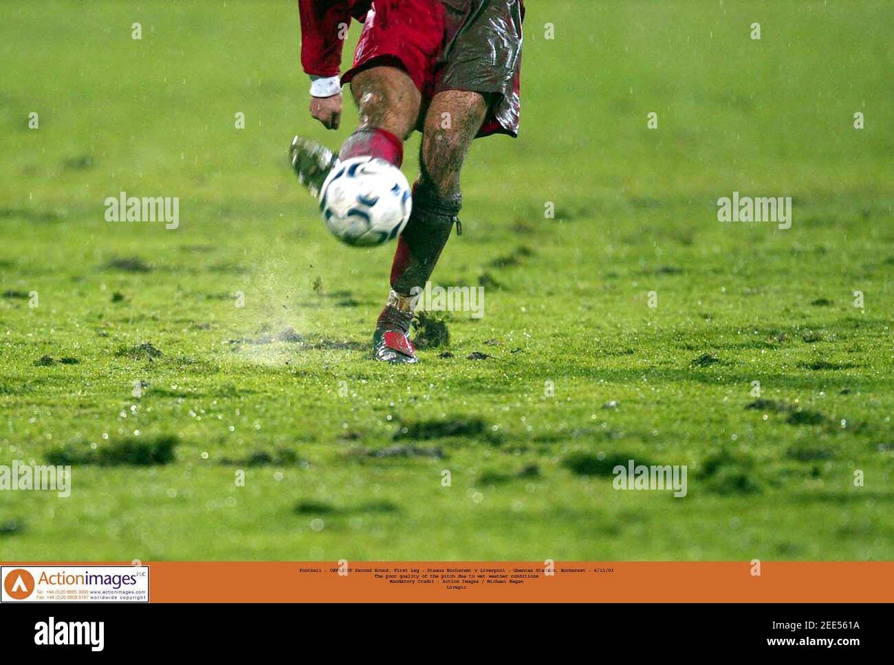 Poor quality football pitch hi-res stock photography and images - Alamy