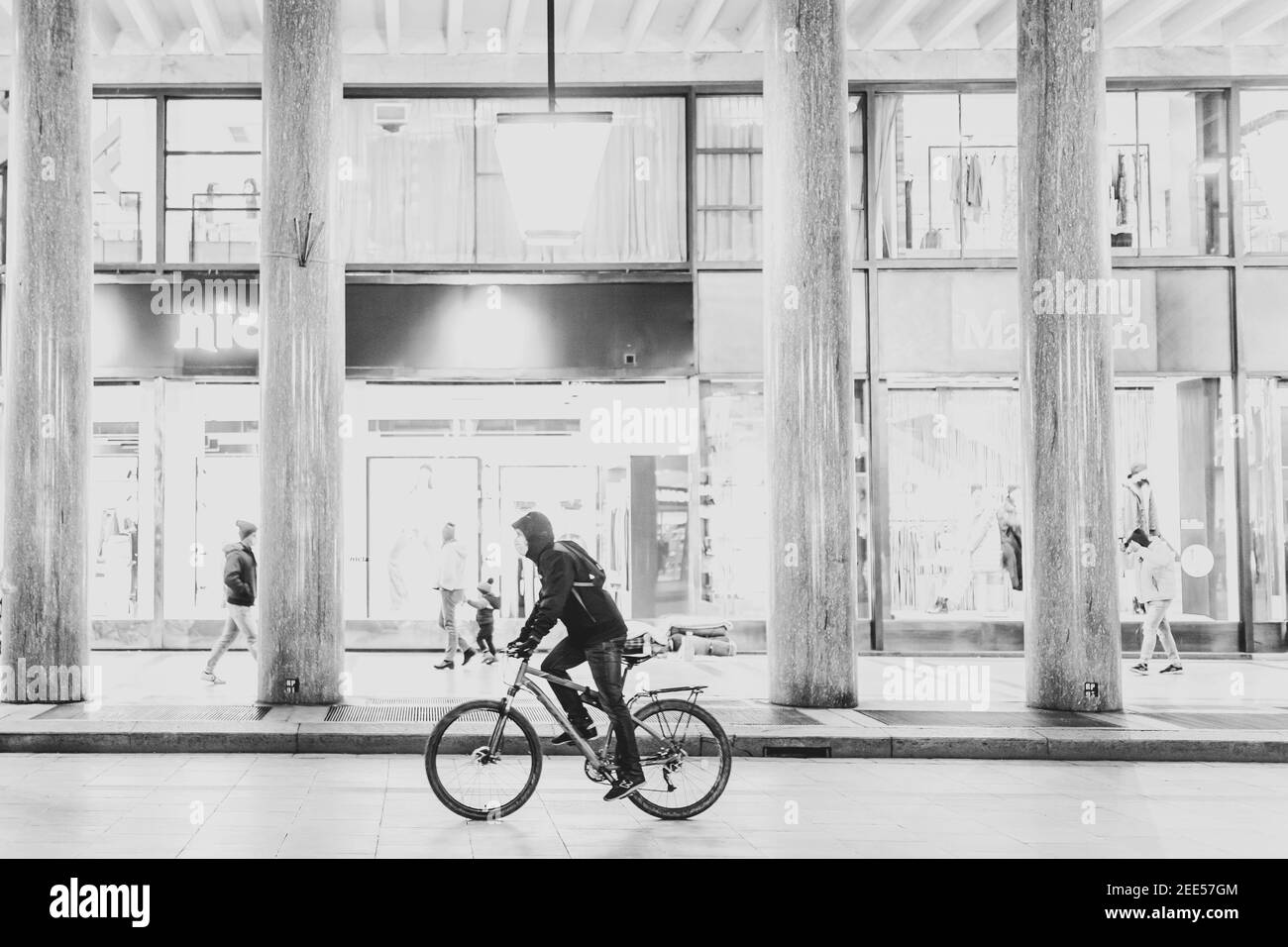 Strangers on the street hi-res stock photography and images - Alamy