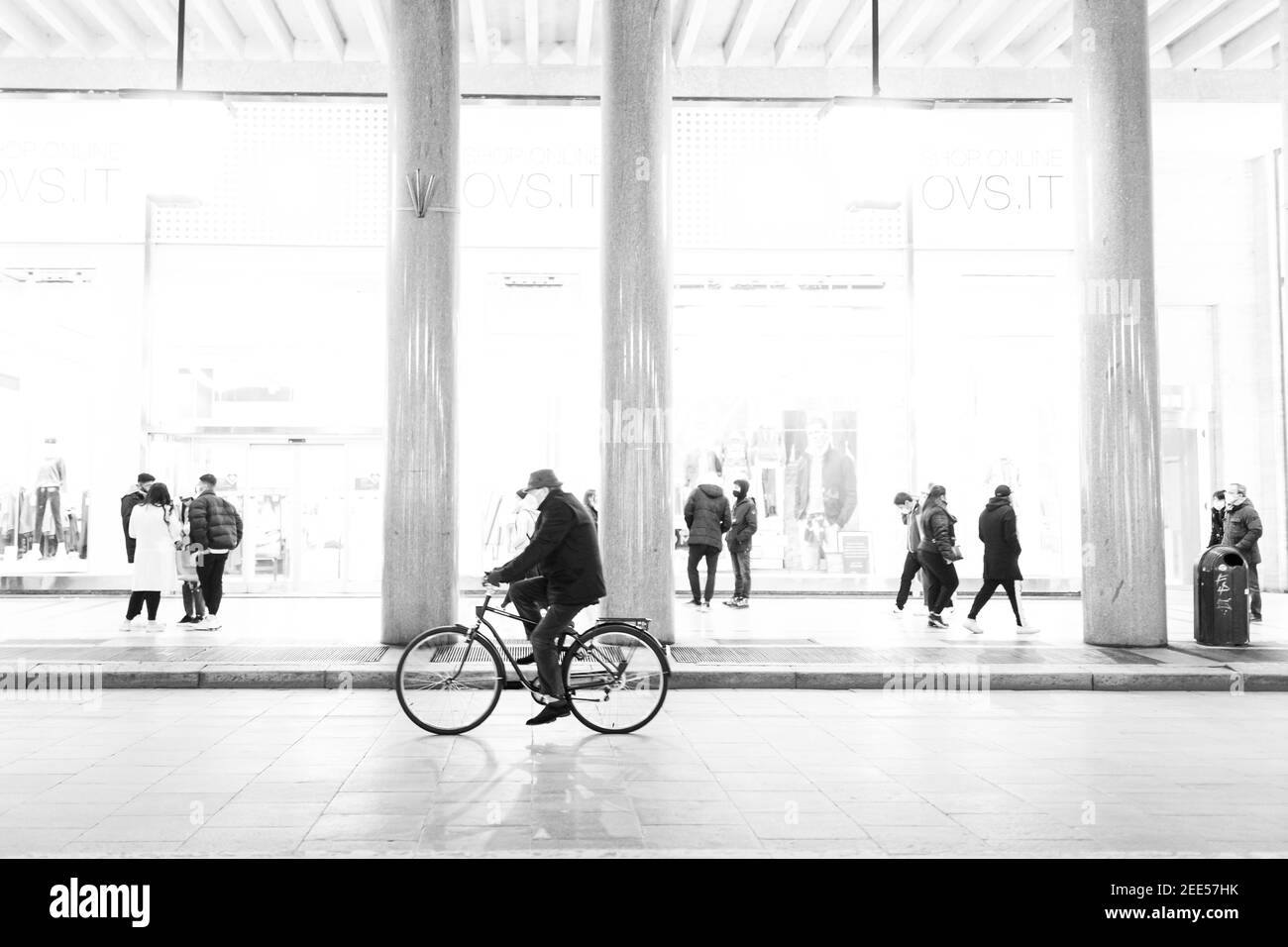 Strangers on the street hi-res stock photography and images - Alamy