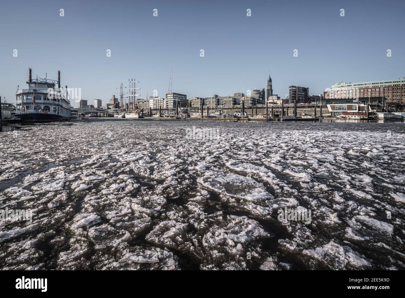 A frosty winter day in the harbor of Hamburg Stock Photo - Alamy