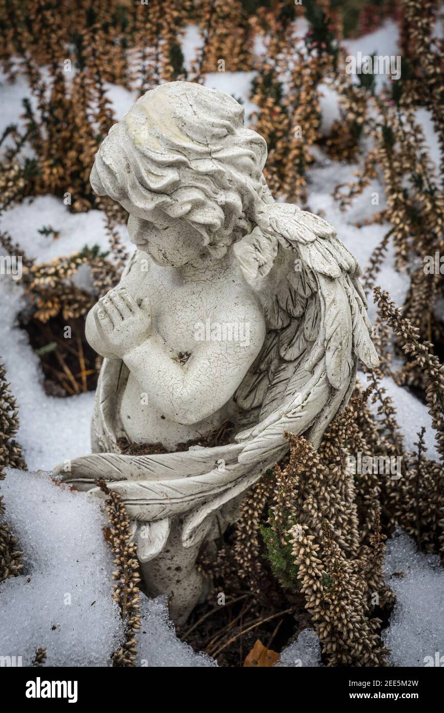 Statue reading book fun hi-res stock photography and images - Alamy