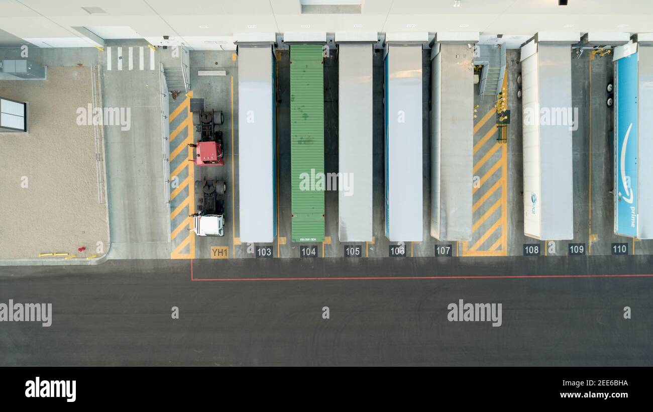 Unloading goods hi-res stock photography and images - Alamy