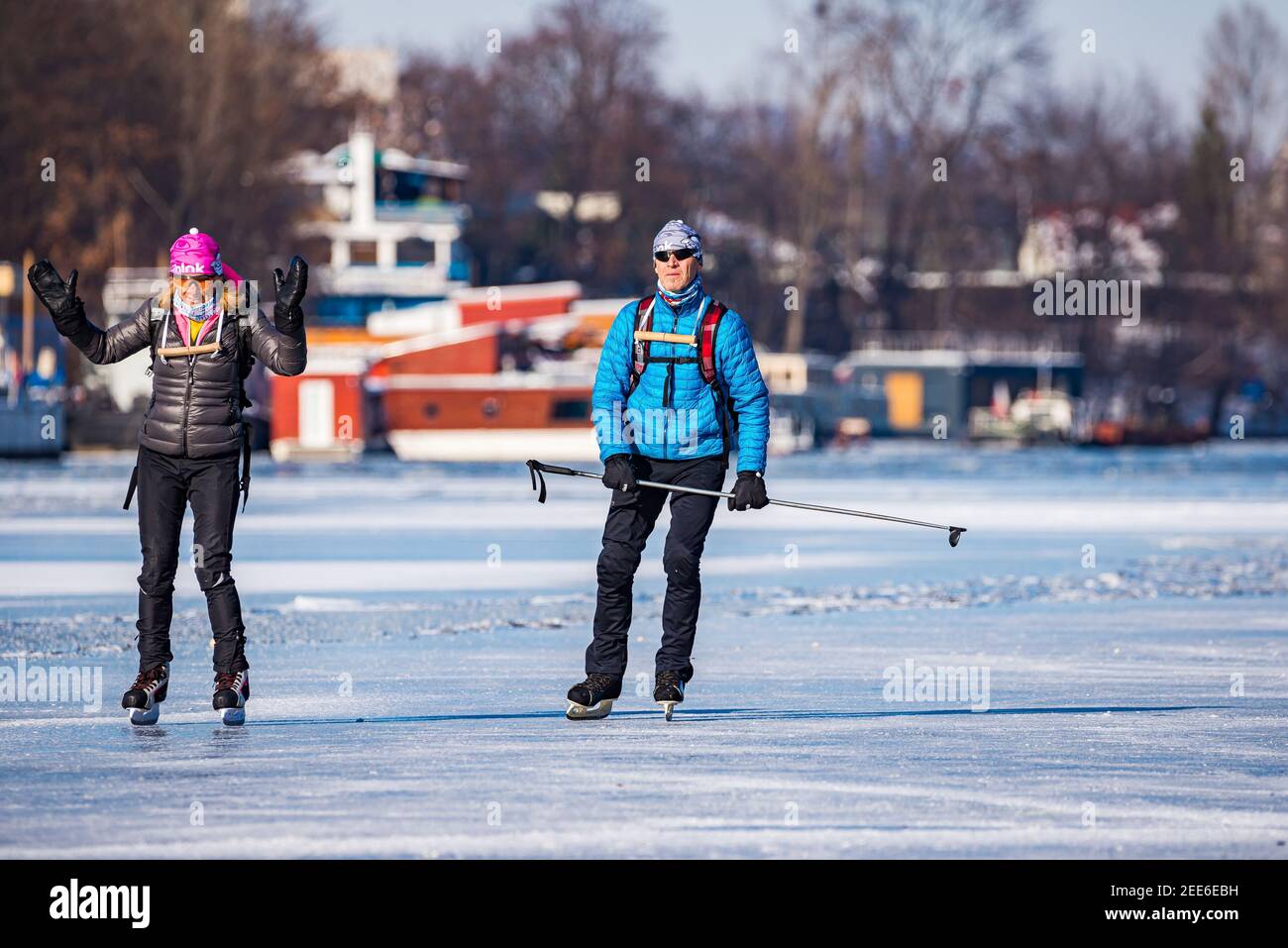 Couple ice skating hi-res stock photography and images - Alamy