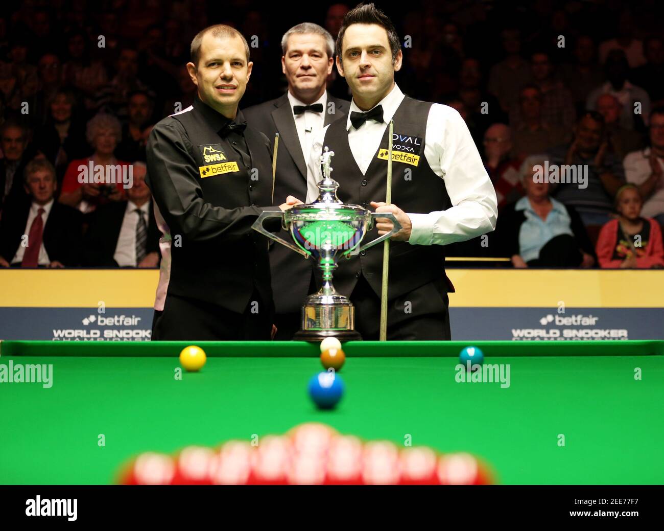 Sport snooker referee ronnie osullivan hi-res stock photography and ...