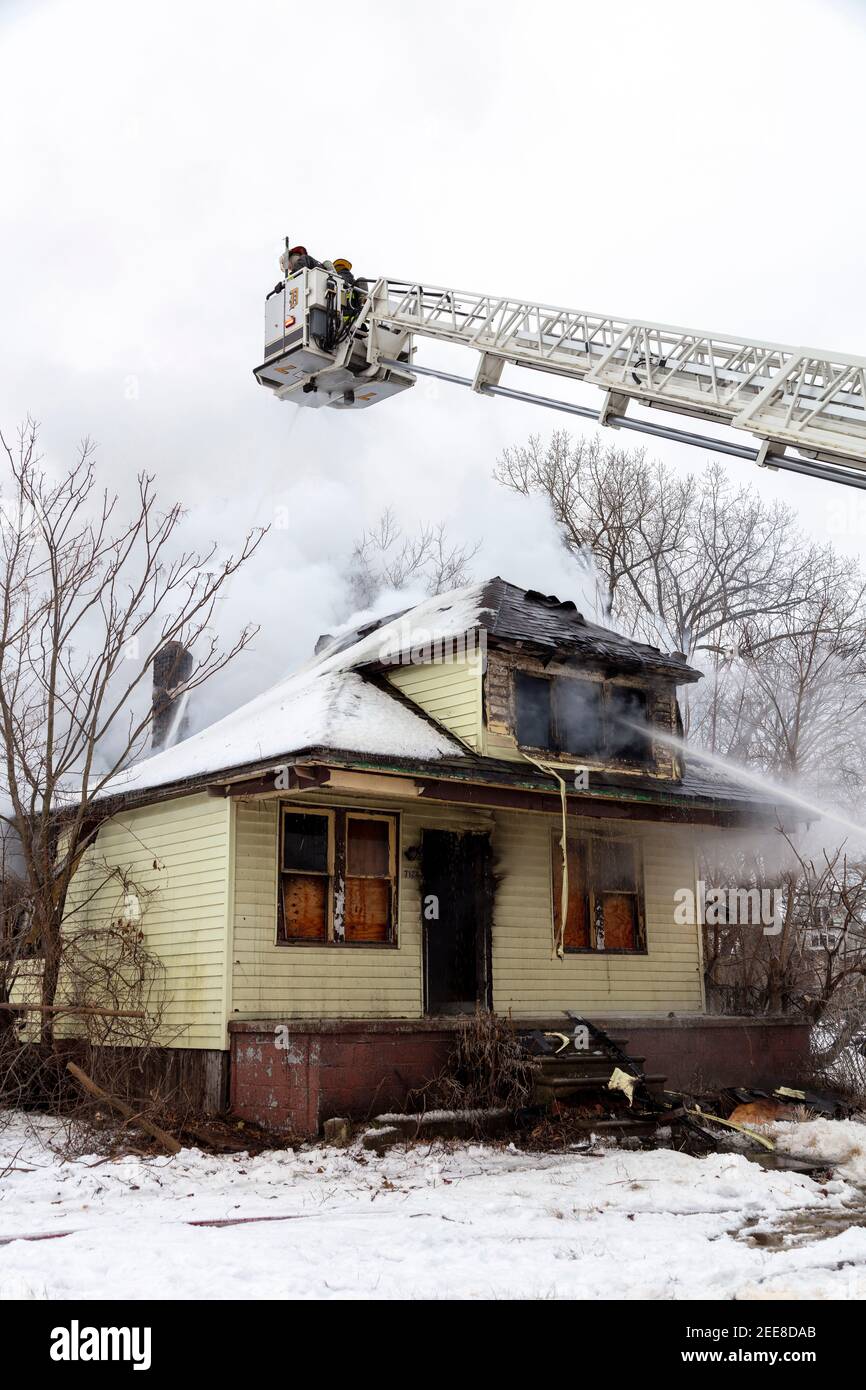 Tower Ladder 7, Detroit fire department, vacant dwelling fire, Detroit ...